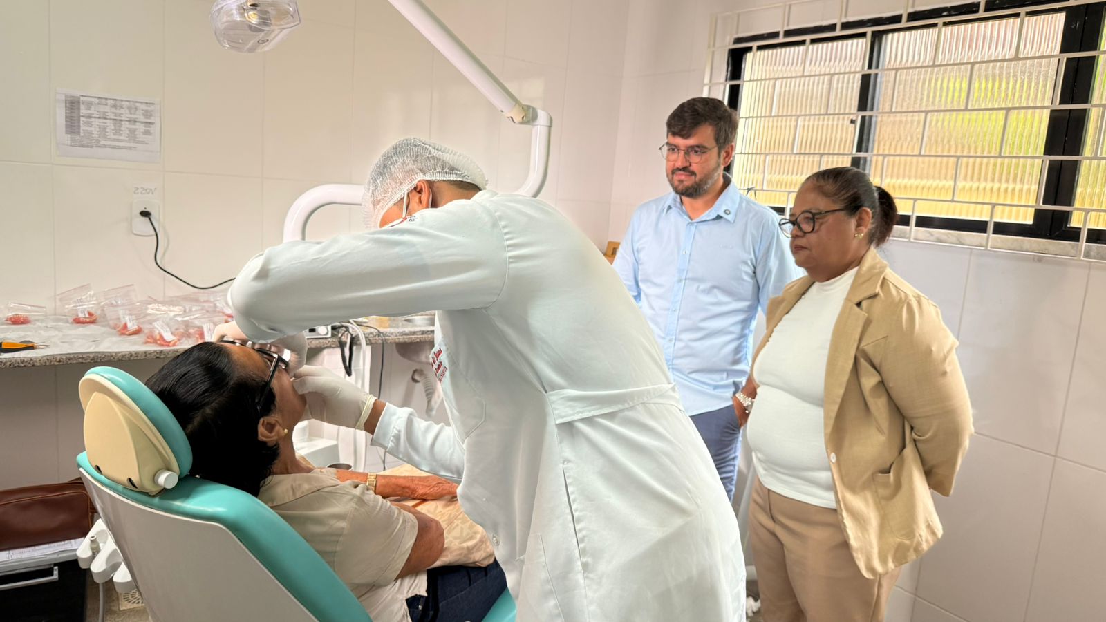 Entrega de próteses dentárias devolve sorrisos e dignidade à população ...